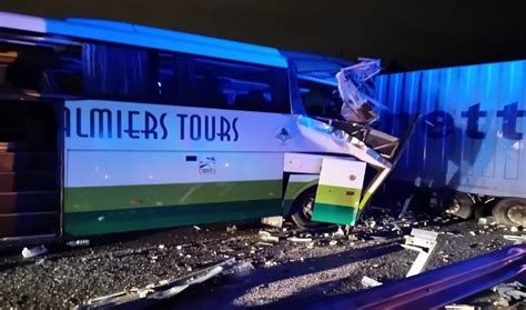 11 heridos leves en Víznar tras colisionar un autobús que iba a