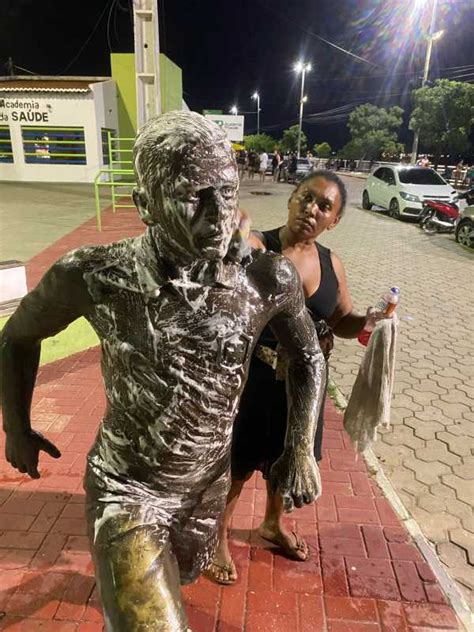 Moradora limpa estátua de Daniel Alves vandalizada em Juazeiro após