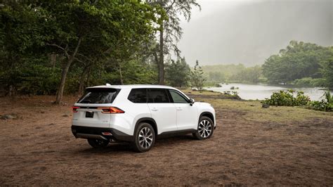 Toyota Grand Highlander Hybrid MAX Platinum 2024 SUV Drive