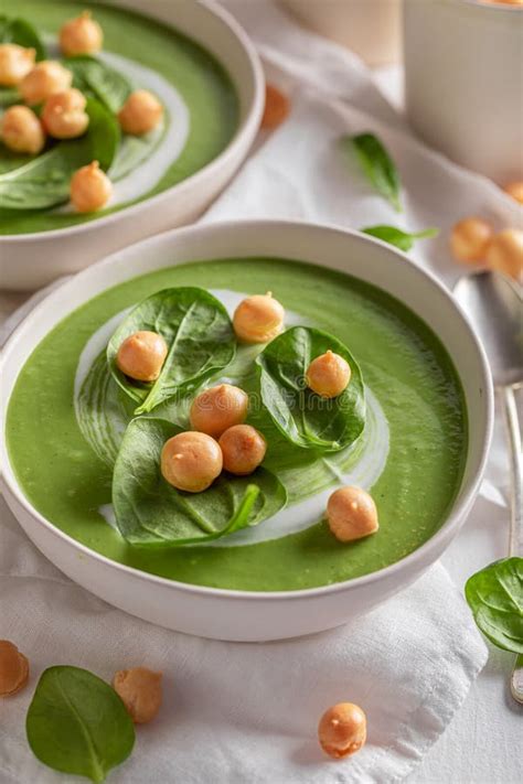 Sopa De Espinafre Verde Servida Sopro De Ervilha Foto De Stock