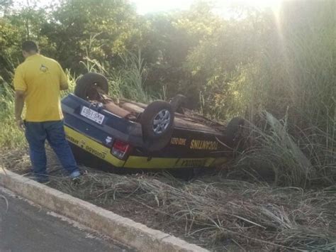 G Carro De Autoescola Tomba Ap S Motorista Perder O Controle No To