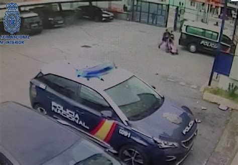 Policías salvan la vida a un bebé que se había atragantado comiendo un