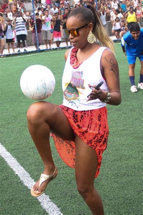 Roberta Rodrigues Mostra Demais Ao Tentar Embaixadinha Em Futebol No Vidigal