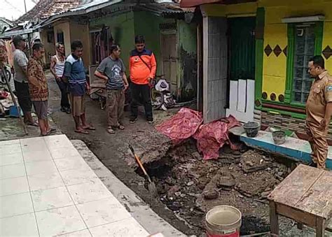 Diguyur Hujan Deras Jalan Di Pemukiman Warga Amblas Ini Komentar BPBD