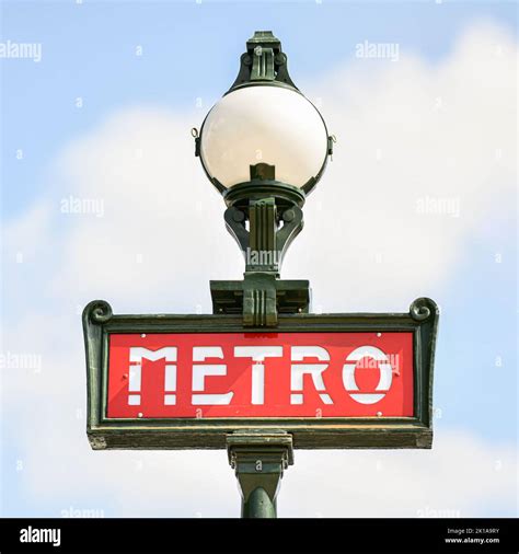 L illustration montre un panneau avec le logo du métro symbole rouge