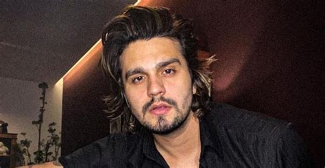 Sem camisa Luan Santana surge sério em clique na praia e fãs elogiam