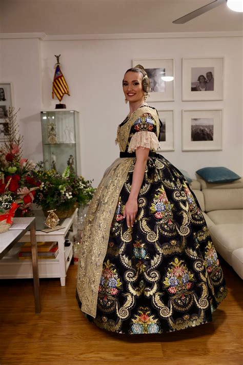 Cien Mil Euros Para Vestir A Las Falleras Mayores De Valencia 2024