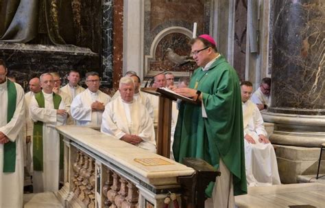 Bp Nykiel przy grobie św Jana Pawła II duchowo sparaliżowanych trzeba