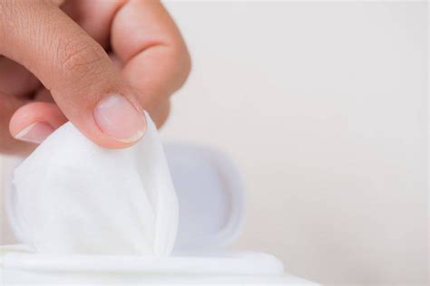 女人清洗她用纸巾的手 包图企业站