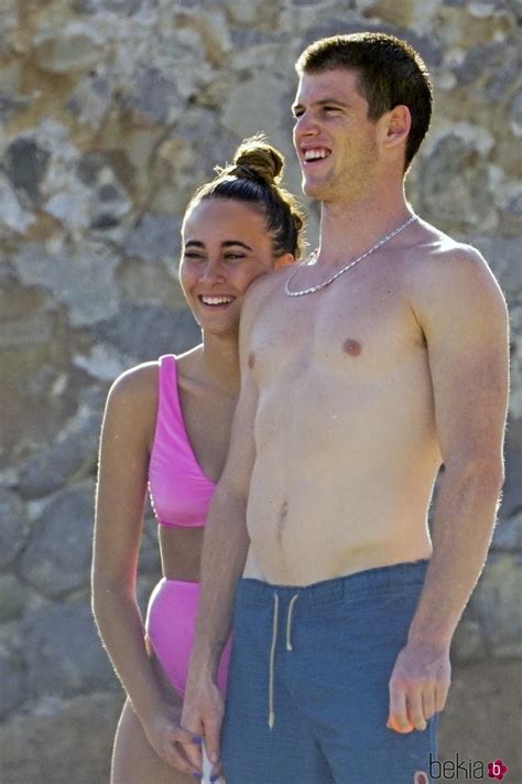 Aitana Ocaña y Miguel Bernardeau muy cariñosos en Ibiza Los actores