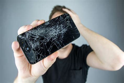 Qué herramientas se necesitan para reparar una pantalla de celular