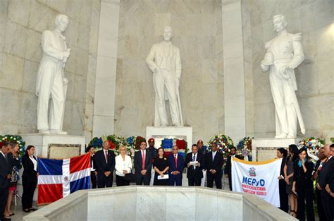 El MEPyD Deposita Ofrenda Floral En El Altar De La Patria Ministerio