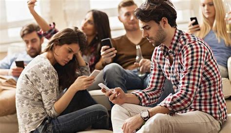 USO EXCESIVO DISPOSITIVOS ELECTRONICOS DAÑA SALUD