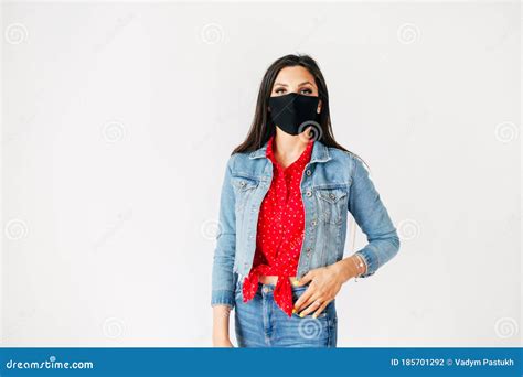 戴着黑色医用口罩的美女 库存照片 图片 包括有 呼吸 手指 背包 检疫 流行病 疾病 人员 185701292