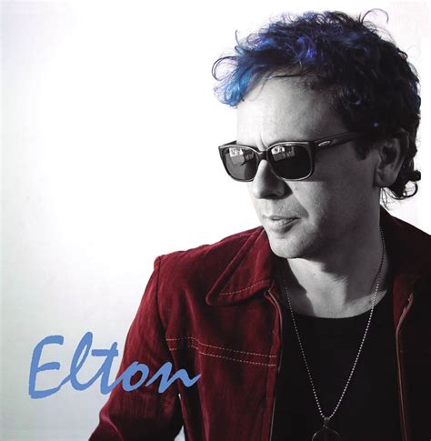 Elton lança o CD todo diferente pode ser um estranho no Brechó Pub em