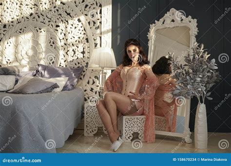 Jeune Femme Sexy En Lingerie Corset Bas Avec Des Boules Noires Posant