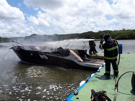 Lancha pega fogo em marina de condomínio de luxo em Marechal Deodoro
