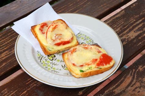 Pan Tostado Con Queso Y Tomates Foto De Archivo Imagen De Delicioso