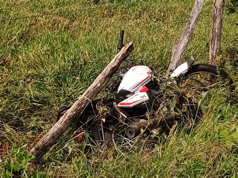 Muere al derrapar y estrellarse contra postes de un rancho en Tizimín