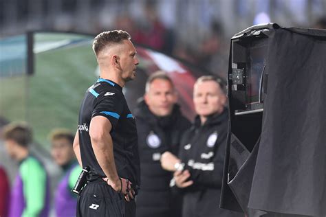 Raków powinien dostać trzy rzuty karne Rostkowski wskazuje na błędy