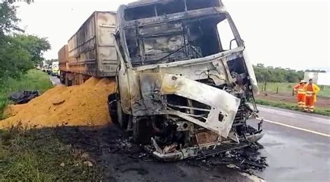 Batida Entre Dois Caminh Es Deixa Uma Pessoa Ferida E Causa