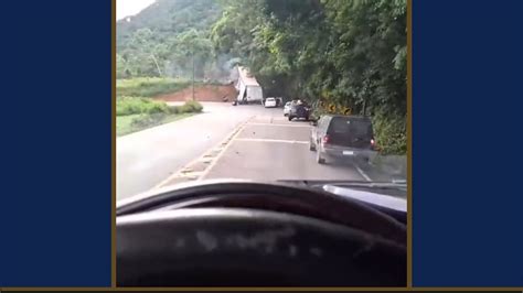 Caminhão bate em rodovia de Santa Catarina e produto vaza em rio de