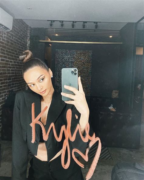20 Mirror Selfie Poses To Try