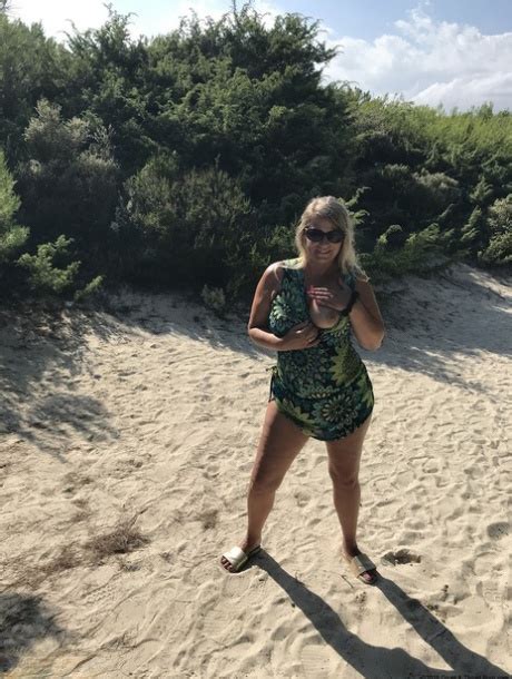 Fat Amateur Sweet Susi Tassen ihre großen Titten nach baring ihren