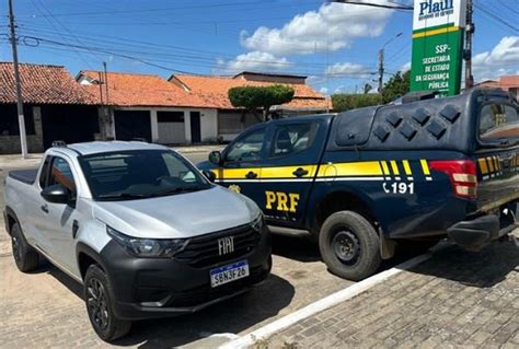Carro clonado é apreendido em loja de revenda de carros usados no