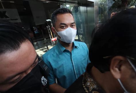 KPK Duga Suami Zaskia Gotik Terima Aliran Uang Korupsi Pembangunan