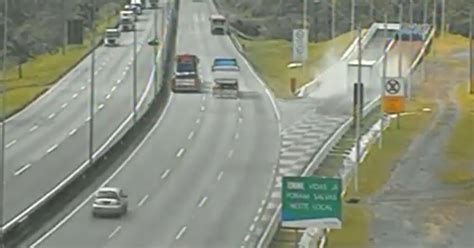 VÍDEO Caminhão carga de carne perde os freios e motorista usa