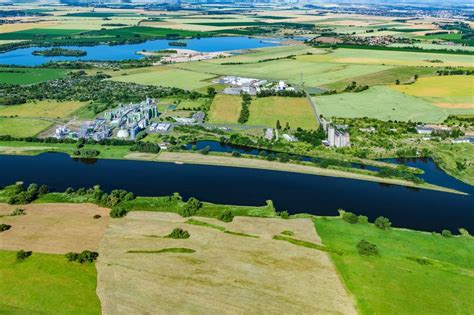 Luftaufnahme Barby Elbe Technische Anlagen Im Industriegebiet In