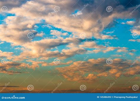 Ciel Dramatique Color Avec Le Nuage Au Coucher Du Soleil Photo Stock