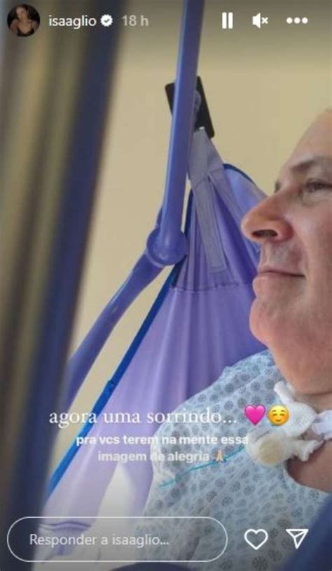 Filha de Mingau mostra baixista mexendo um dos dedos Caminho é longo