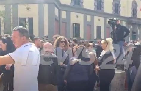 VIDEO Protestës te bashkia e Tiranës i bashkohet edhe Argita Malltezi