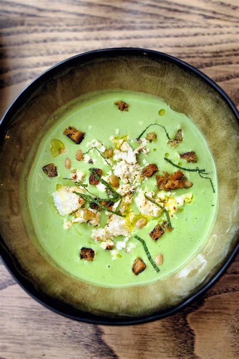 Velouté de petits pois à la menthe ricotta grillée pignons de pin