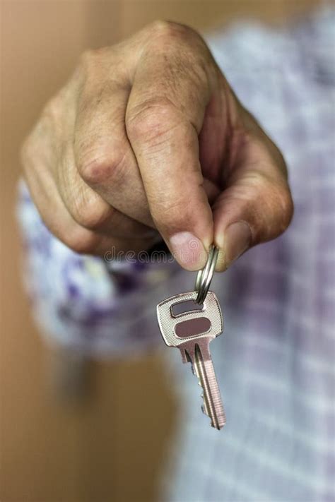 Mano Que Lleva A Cabo Llave De La Casa Foto De Archivo Imagen De