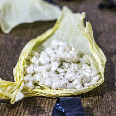 Mulheres S O Presas Em Flagrante Preparando Drogas Para Venda Em