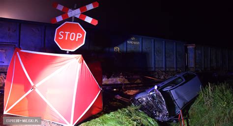 Śmiertelny wypadek na przejeździe kolejowym Samochód wjechał pod