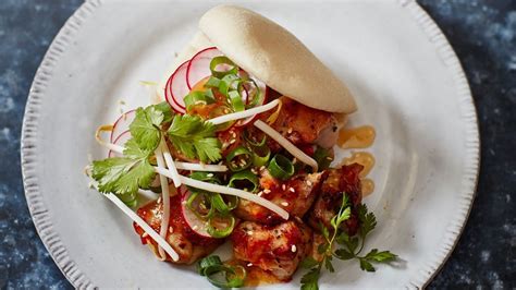 Gestoomd broodje met kipsaté en satésaus Recept