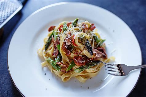 Makaron tagliatelle z zielonymi szparagami i szynką parmeńską Przepis