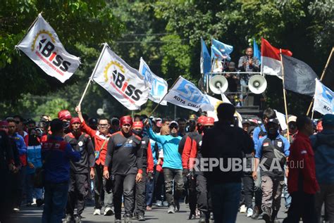 Aksi Buruh Tuntut Upah Di Atas Satu Tahun Republika Online
