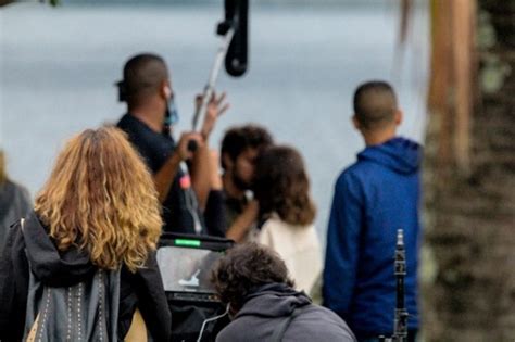 Beijão Jade Picon e Chay Suede gravam novas cenas de Travessia
