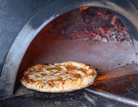Cómo hornear una pizza en horno de piedra Paso a paso