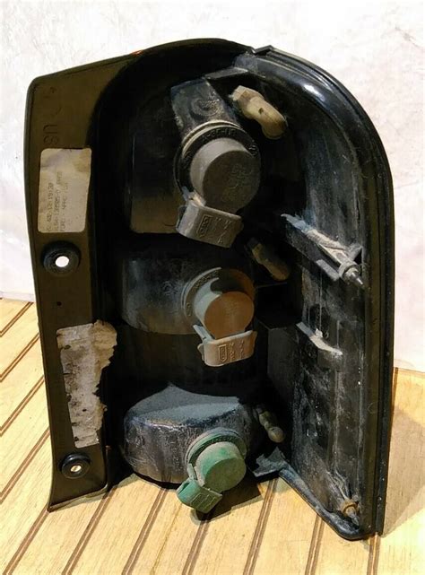 FORD ESCAPE TAIL LIGHT DRIVER SIDE HAS BULBS OEM 2001 2007 EBay