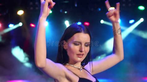 Danse Sexy De Fille Dans Une Bo Te De Nuit Mouvement Lent Clips Vid Os