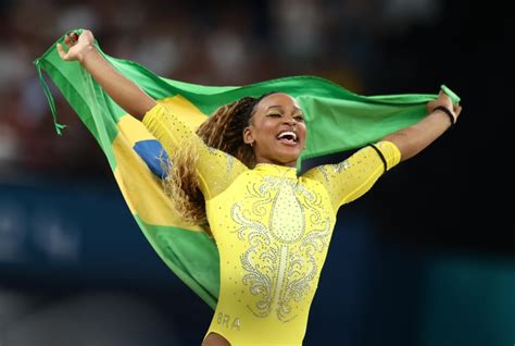 Rebeca Andrade é prata no individual geral e se torna maior medalhista