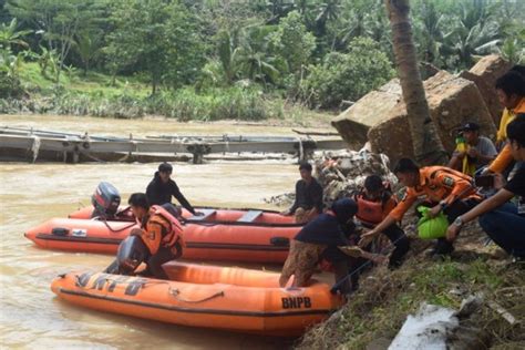Buka Akses Anak Sekolah BPBD Lebak Terjunkan Perahu Karet
