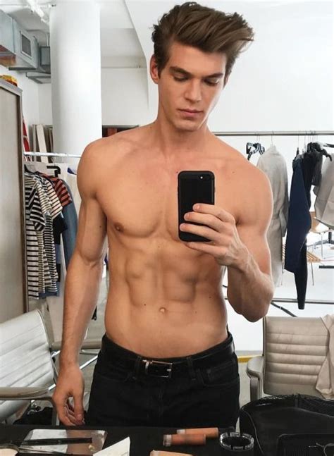 Músculos marcados y definidos la meta de los hombres fitness Abs