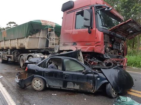 Acidente entre carro e carreta deixa três mortos no Sul do ES